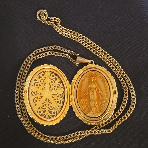 Source Unknown | Jewelry | Vtg Miraculous Meda | Poshmark